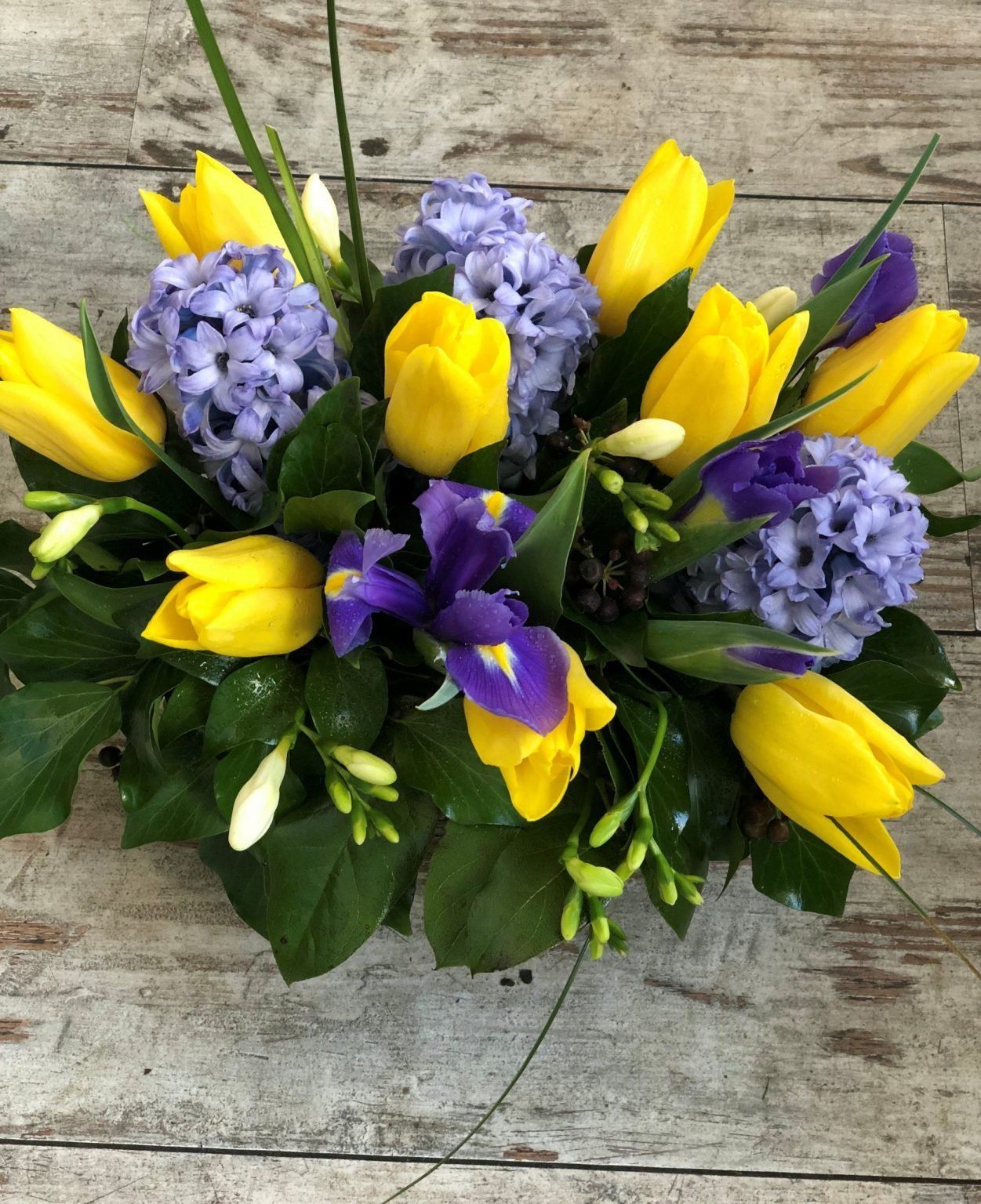 Aranjament cu zambile si lalele - Descopera acum pe BlueDaisy.ro